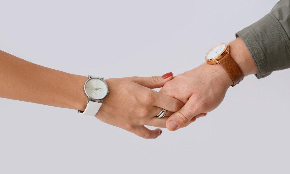 Looking For Anniversary Gifts For Friends? Check Out These 4 Couple ...